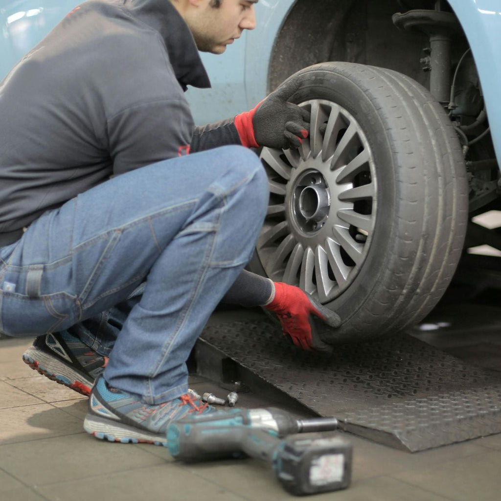 Car Tyre Changing Gear: Essential Tools and How to Use Them – Auto GoShop
